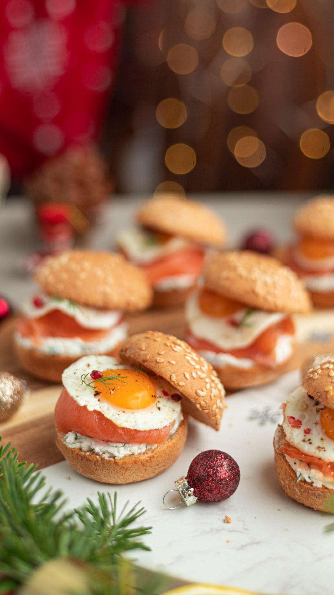 Mini burger au fromage frais, saumon fumé, & œuf de caille au plat ...