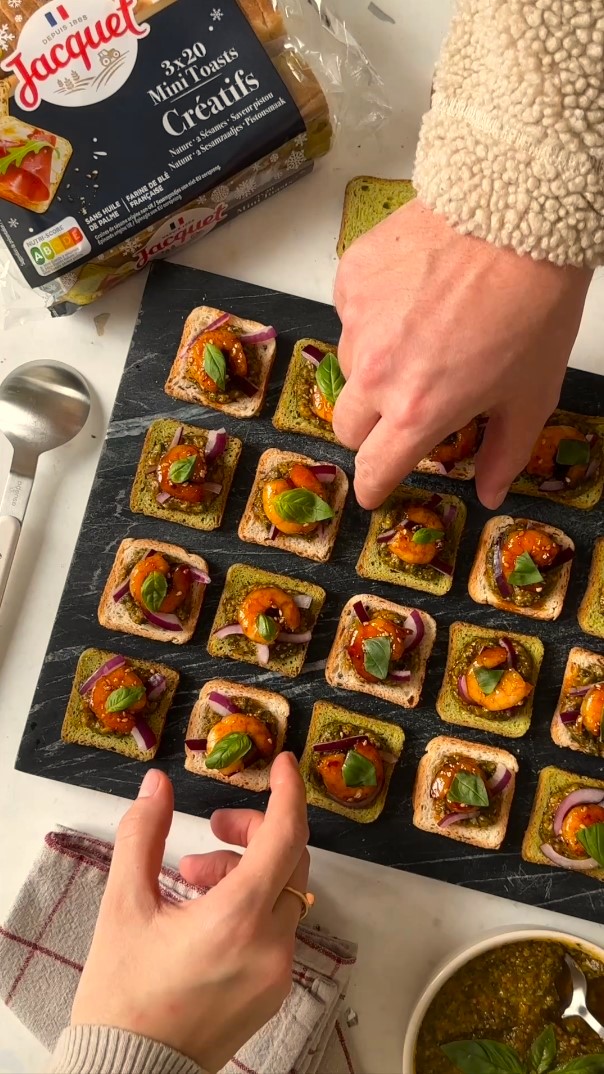 Mini toasts pesto et crevettes caramélisées - Pains Jacquet