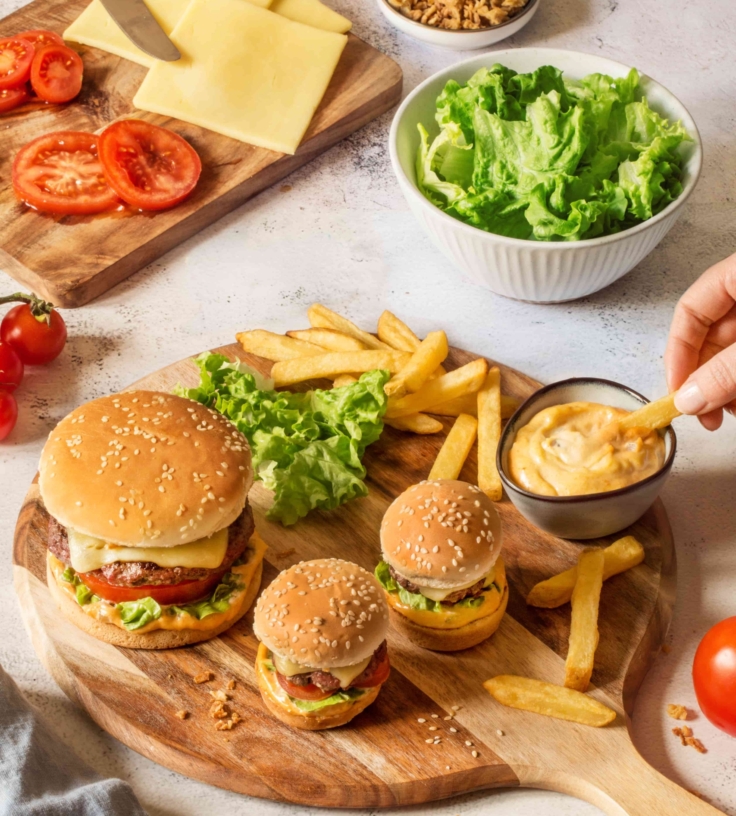 Mini burger au fromage frais, saumon fumé, & œuf de caille au plat ...