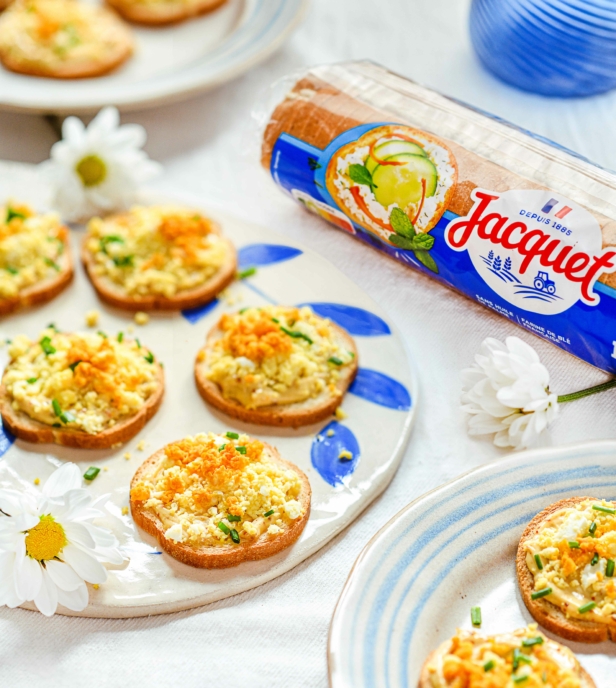 Mini toasts pesto et crevettes caramélisées - Pains Jacquet