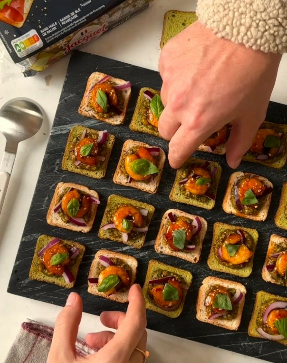 Mini toasts pesto et crevettes caramélisées - Pains Jacquet